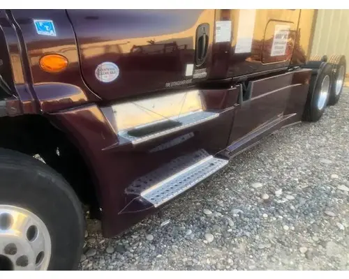 Freightliner Cascadia 125 Side Fairing in UCON, ID #90322-22