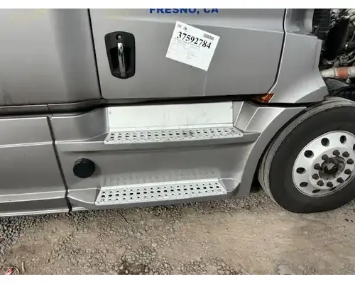 Freightliner Cascadia 126 Side Fairing in UCON, ID #22024-25
