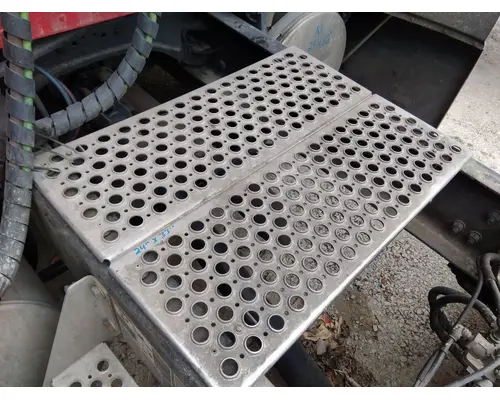 KENWORTH T680 DECK (CATWALK) STEP in Wykoff, MN $275.24 #2519952