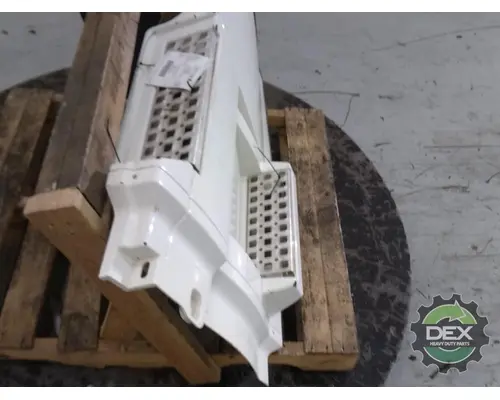 VOLVO VNL300 8916 chassis fairings OEM# 82490518 in Advance, NC #716128