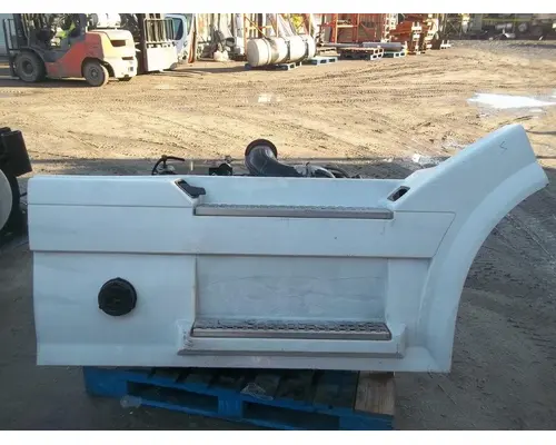 VOLVO VNL CAB SKIRT/SIDE FAIRING in Stockton, CA #2206835